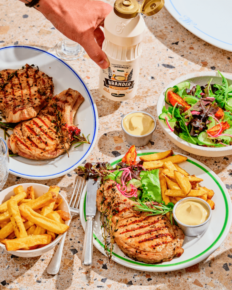 Grilled pork chops with fries, salad and Brander Mayonnaise - Oliehoorn
