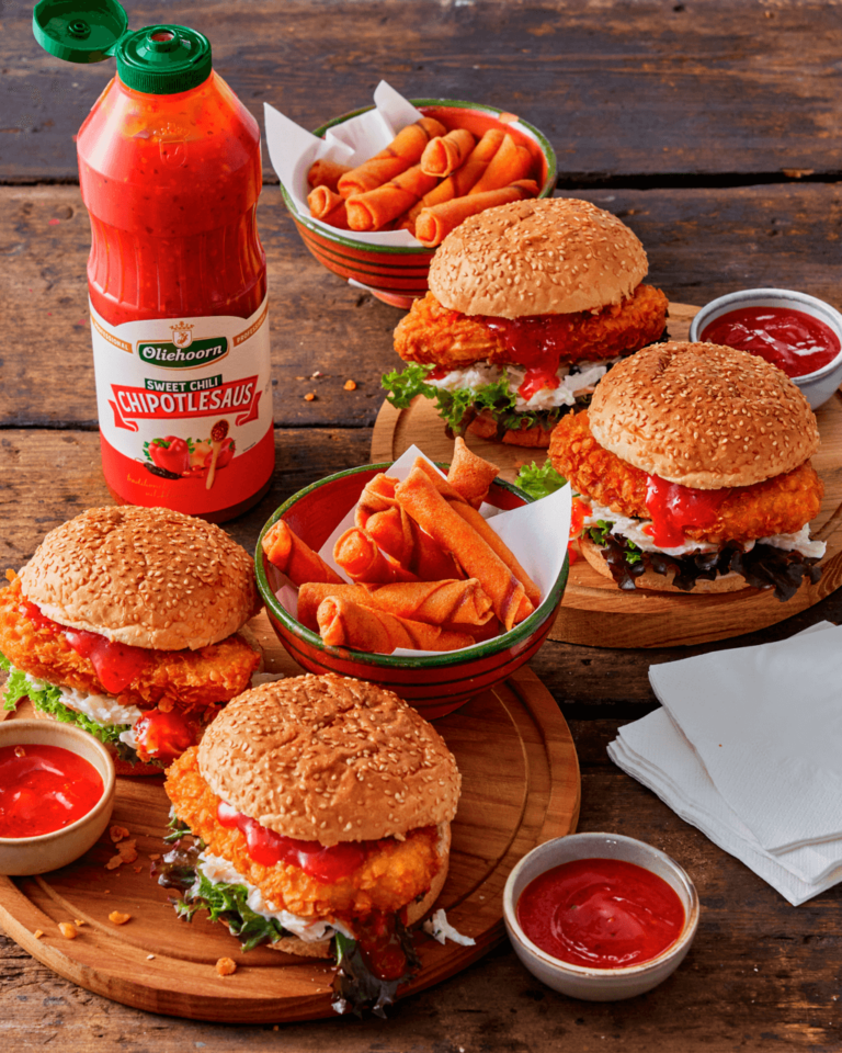 Spicy kipburger met Sweet Chili Chipotle saus en kaastengels - Oliehoorn