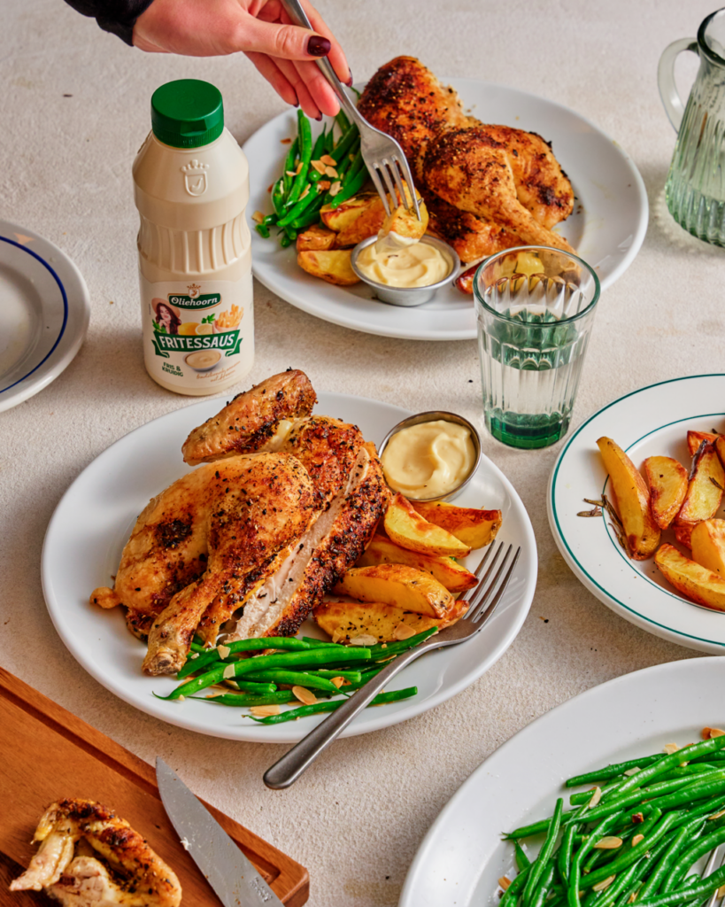 Halve gegrilde kip met geroosterde aardappeltjes, haricots verts ...
